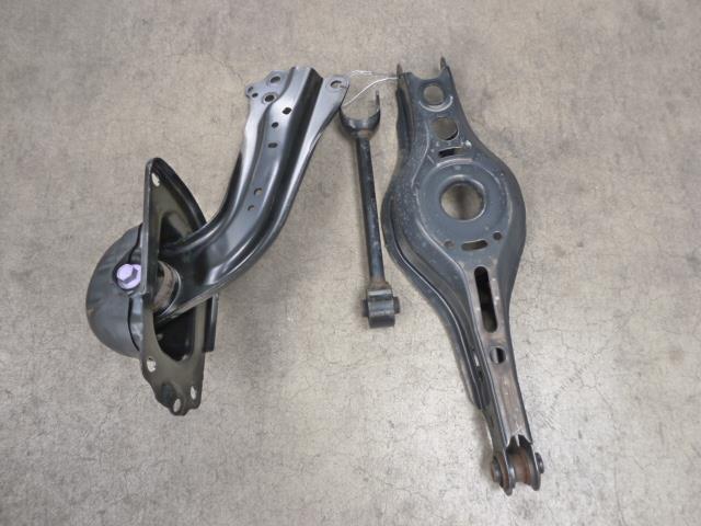 右Rロアアーム（カローラツーリング） 純正パーツ その他足まわり 48710-47010,48760-47010,48730-47010 ...